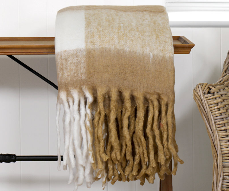 Leon Cream Chunky Knit Throw with Tassels